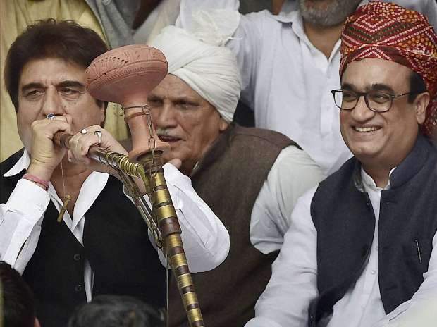 After Anna, Cong leaders hit the streets on land law