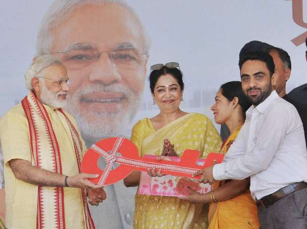 Congress indulging in negative politics, says Modi