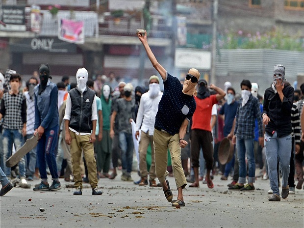 Army chief visits Kashmir, tells forces to be ready