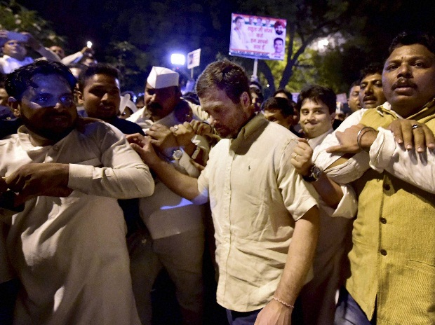 Cong workers burn PM Modi's effigy to protest Rahul Gandhi's detention