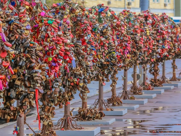 The lock of love: How leaving padlocks became a modern-day romantic ...