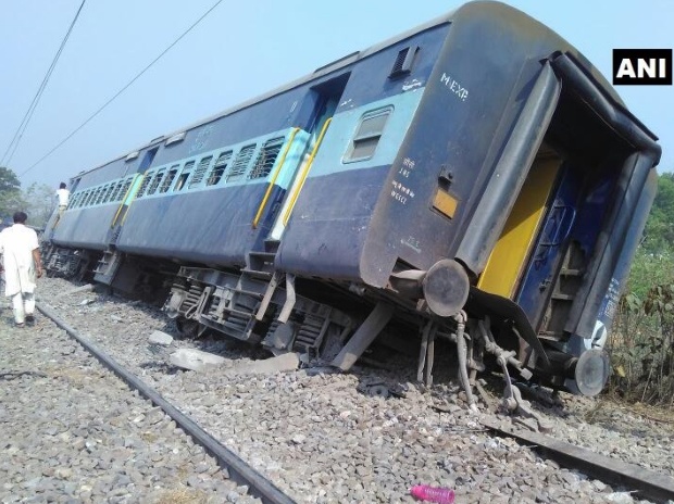 8 coaches of Meerut-Lucknow Rajya Rani express derail in UP, 10 injured