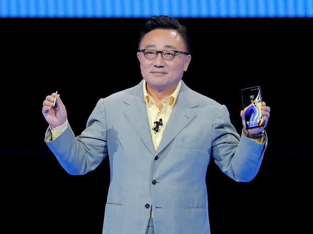 Samsung overhauls India strategy for a comeback, to focus on mass ...