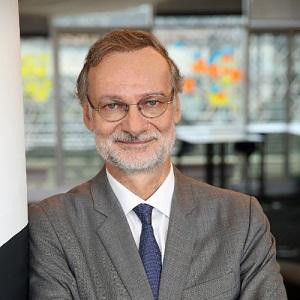 Accenture CEO steps down on health reasons, CFO to serve interim term ...