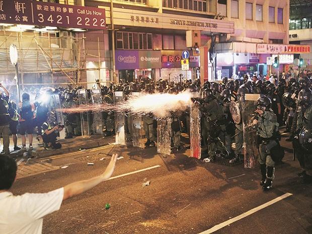 Tear gas and rubber bullets fired as Hong Kong returns to chaos ...