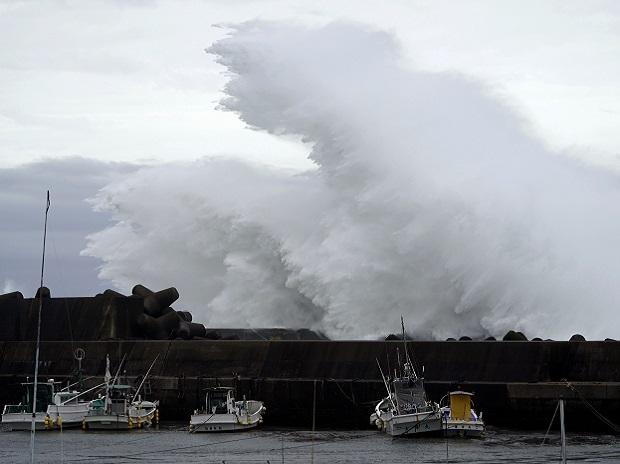 Heavy rain, winds lash Tokyo as city braces for worst typhoon in 60 ...