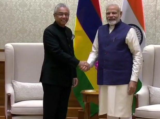 PM Modi meets Mauritius counterpart Jugnauth, assures extensive cooperation | Politics News ...