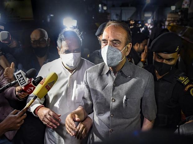 Azad meets Sonia at 10 Janpath amid pressure from Congress 'rebels ...