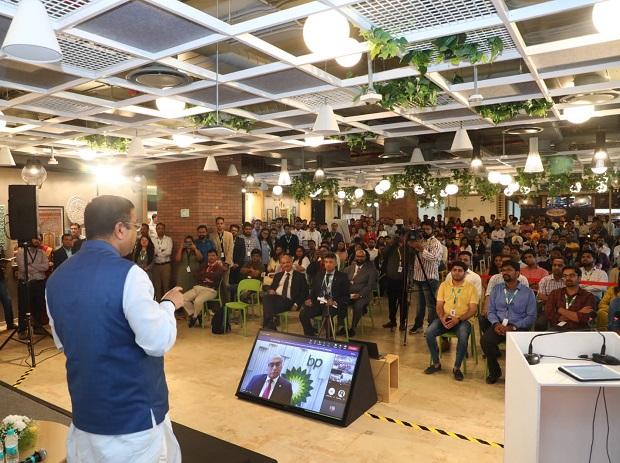 Dharmendra Pradhan visits bp's Global Business Services Centre in Pune ...