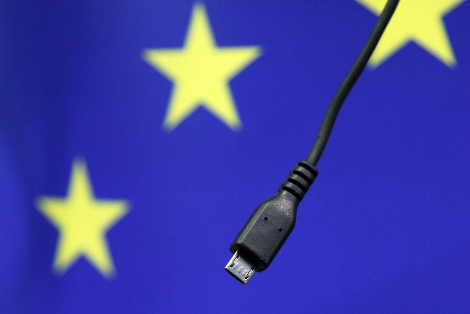 EU agrees on common charger for portable electronic devices by 2024 ...