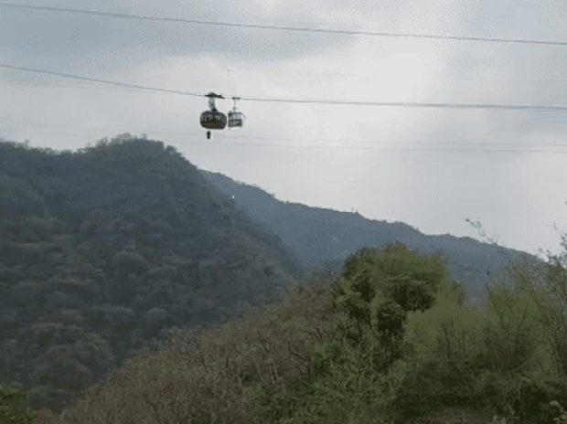 8 passengers, including 6 children trapped on cable car in Pakistan ...
