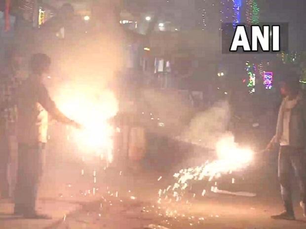 Despite ban, firecrackers burst in several parts of Delhi on Diwali ...