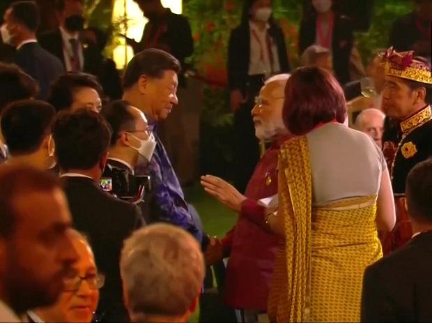 PM Modi, Chinese President Xi shake hands at side event at G20 Summit ...