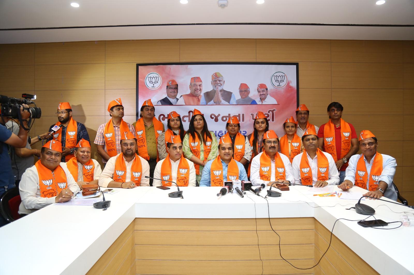 Six Aam Aadmi Party corporators join BJP in Surat, marking 10 exits ...