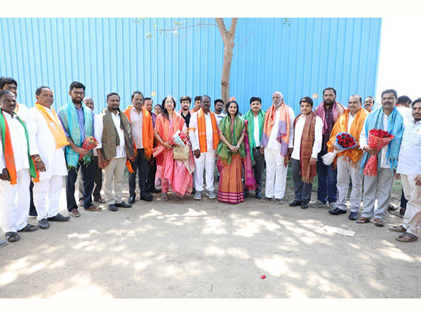 Andela Sriramulu Yadav Honors Doctors on 10th Day of Gadapa Gadapaku BJP Bharosha Yatra ...