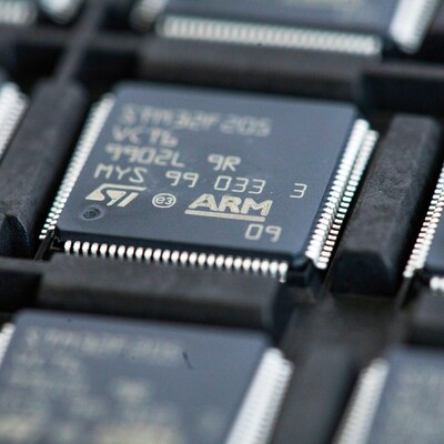 Arm introduces new designs, offers software for AI on smartphones ...