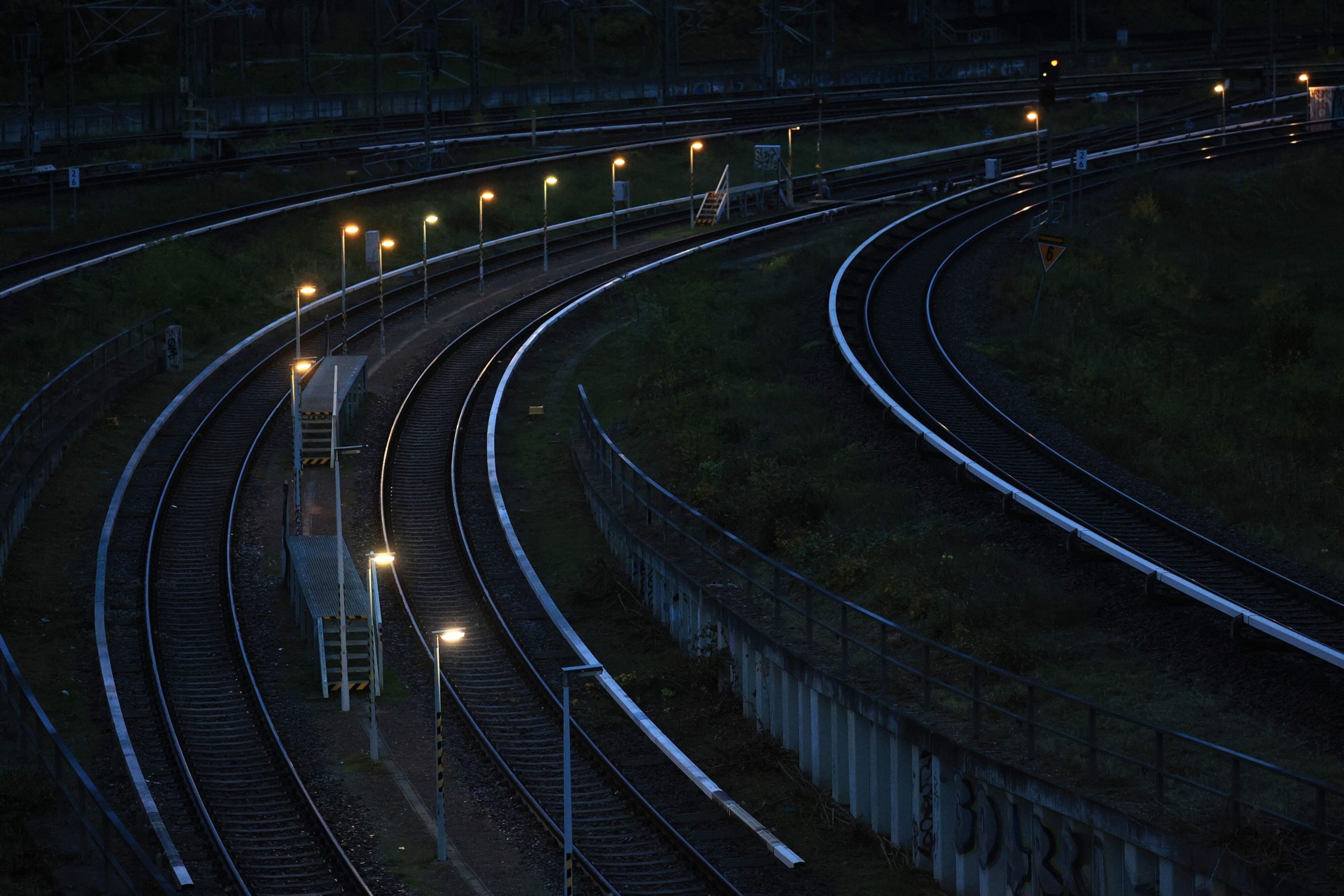 US to sign Mideast-India-EU rail and shipping deal during G20 Summit ...