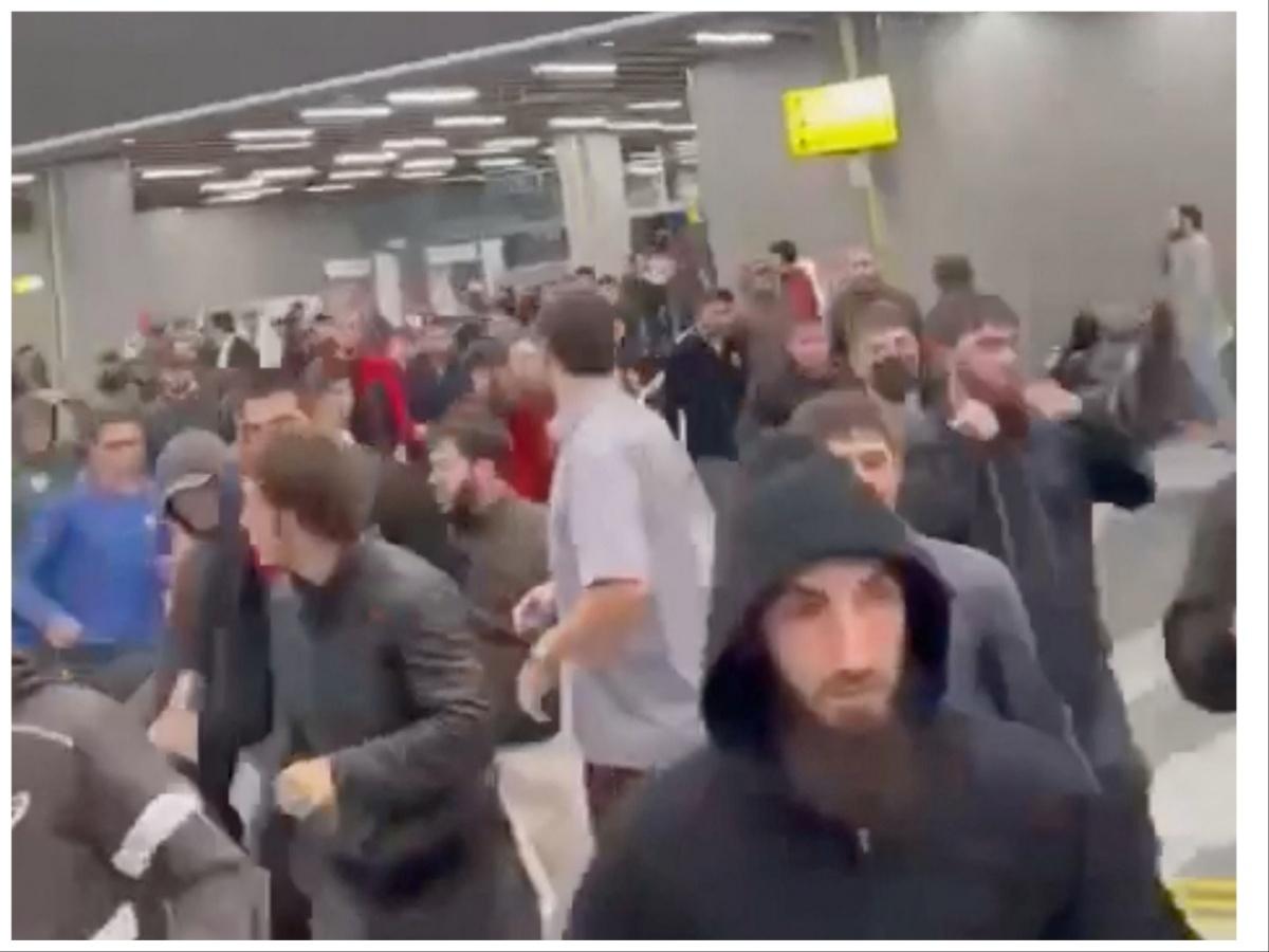 Hundreds storm airport in Russia in riot over arrival of plane from ...