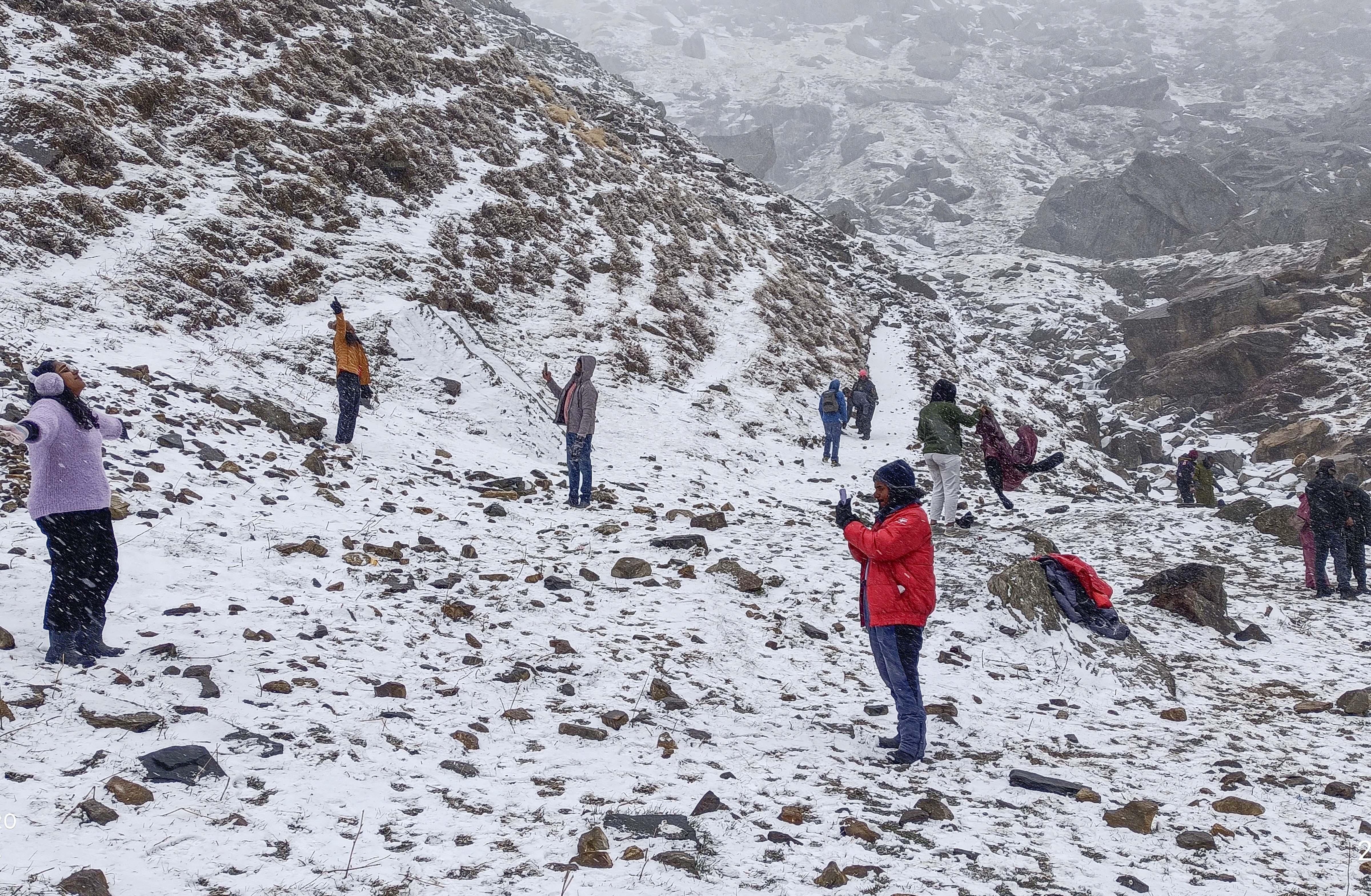 Over 4,000 take part in adventure sports at snow festival in J-K's ...
