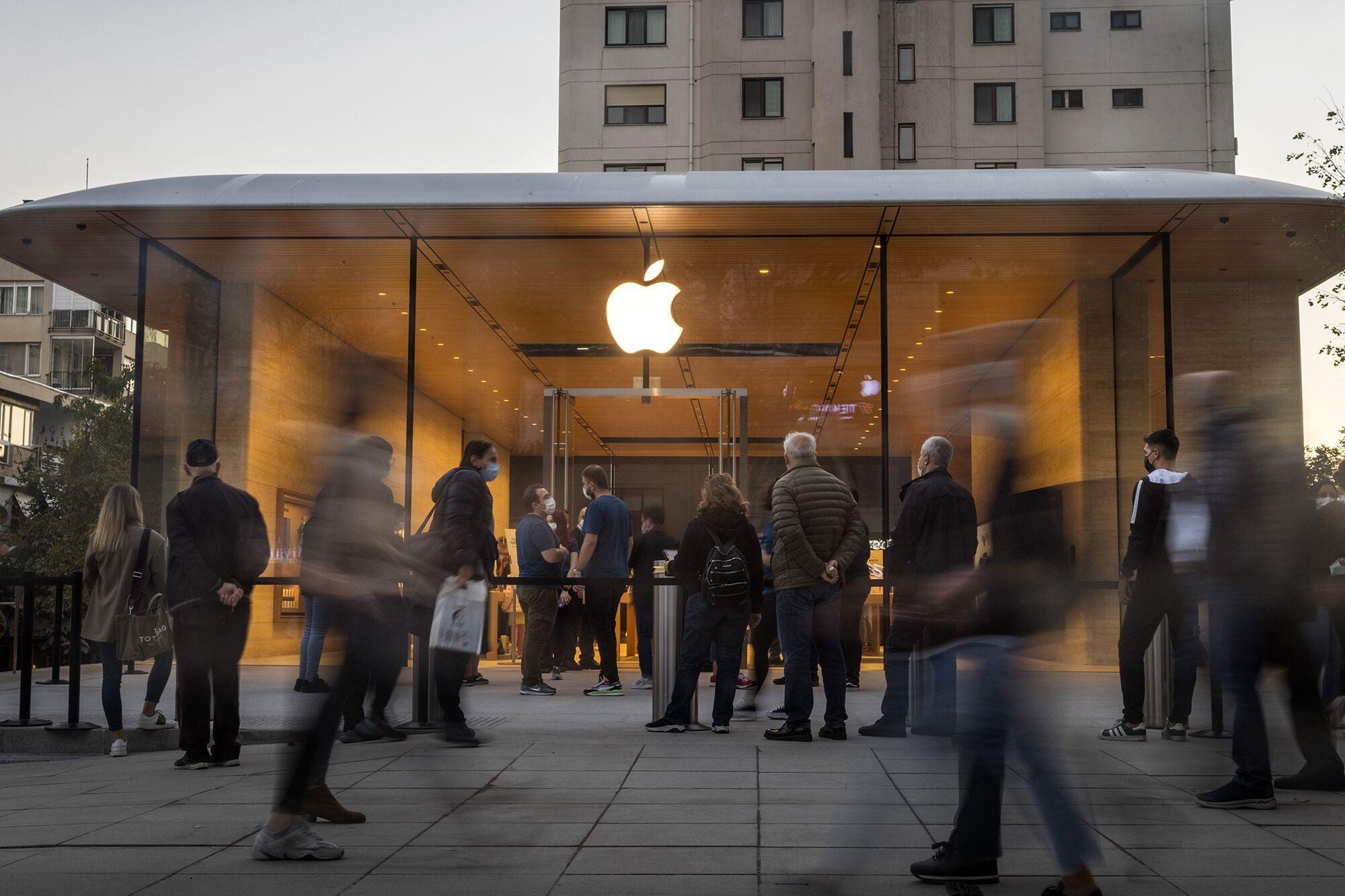 Apple Inc loses one of its last remaining designers from Jony Ive era ...