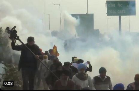 Farmers' protest: Police fire tear gas, detain agitators heading to ...