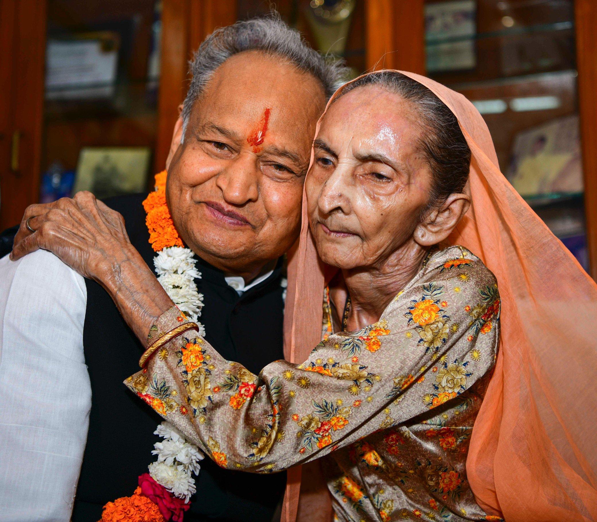 Ex-Raj CM Ashok Gehlot's elder sister Vimla Devi Kachhawa passes away ...
