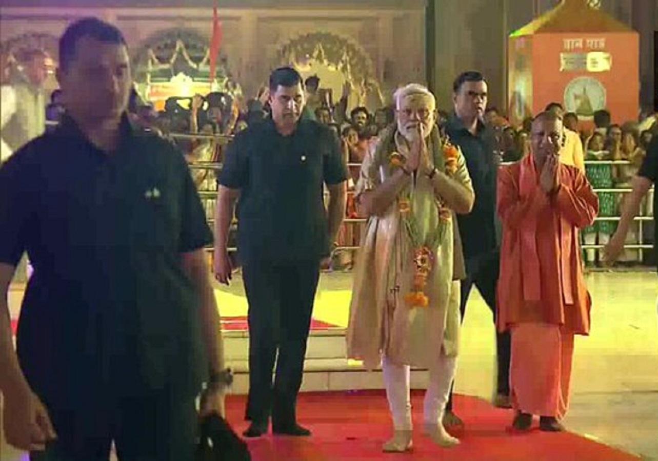 PM Modi holds roadshow in Varanasi, visits Kashi Vishwanath Temple | Lok Sabha Elections News ...