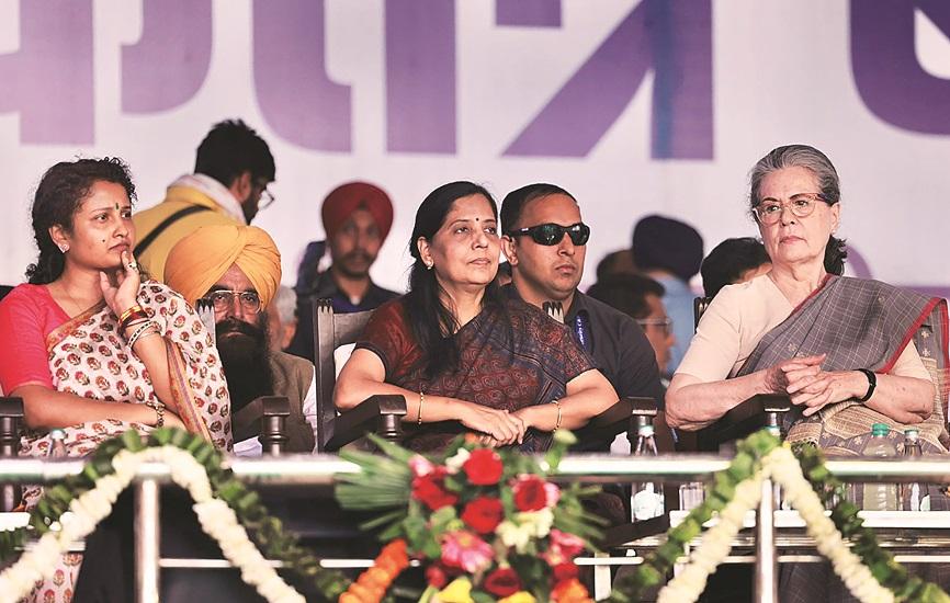 INDIA bloc urges 'immediate release' of Kejriwal and Soren at Delhi rally | Politics News ...