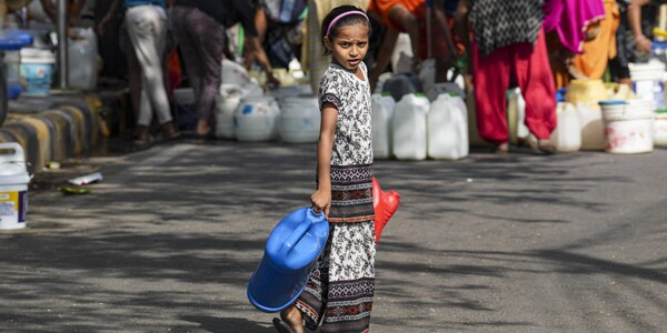 Delhi water crisis Congres organises matka phod protests in Delhi ...