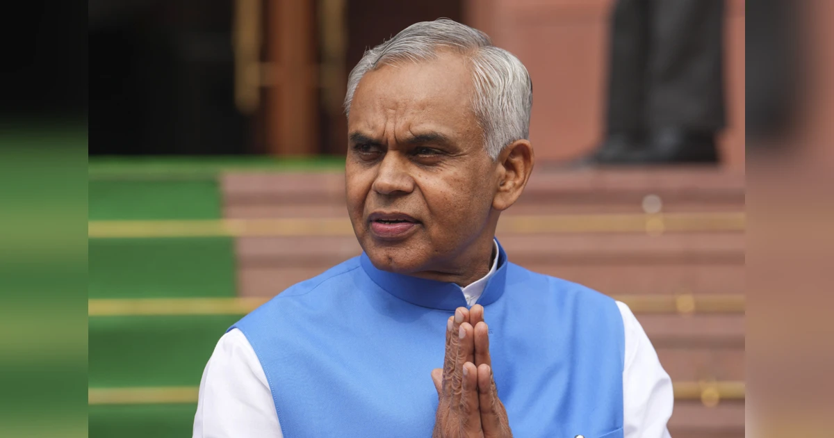 Acharya Devvrat takes oath, now to serve as Maharashtra and Gujarat Guv ...