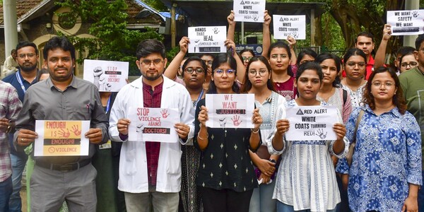 Resident doctors' strike intensifies in Maharashtra as seniors join ...