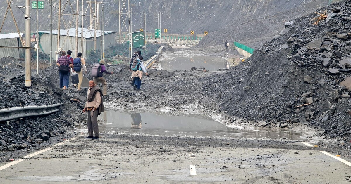 Rains cause landslides on NH-10 connecting Sikkim with Bengal, traffic ...