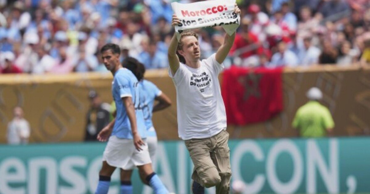 Animal-rights protester disrupts Club World Cup with anti-Morocco sign ...