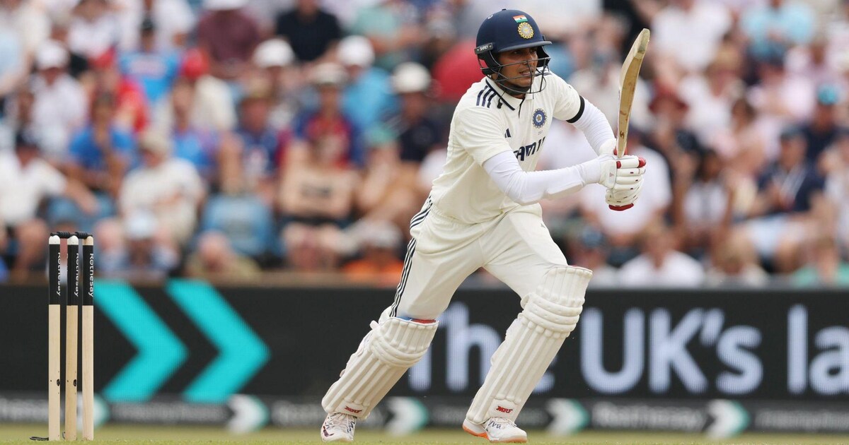 Why India awarded five penalty runs? What is obstructing the field rule ...