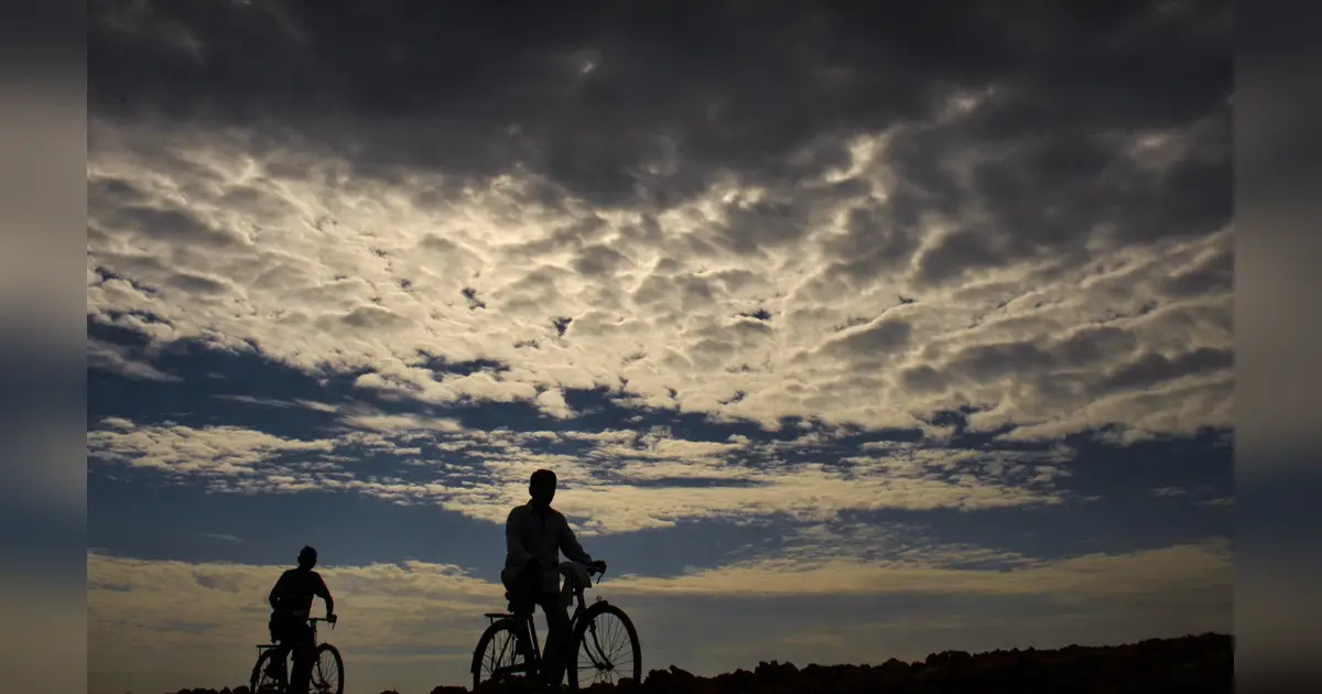 Delhi to witness cloudy skies, high humidity over weekend, light rain today | India News ...