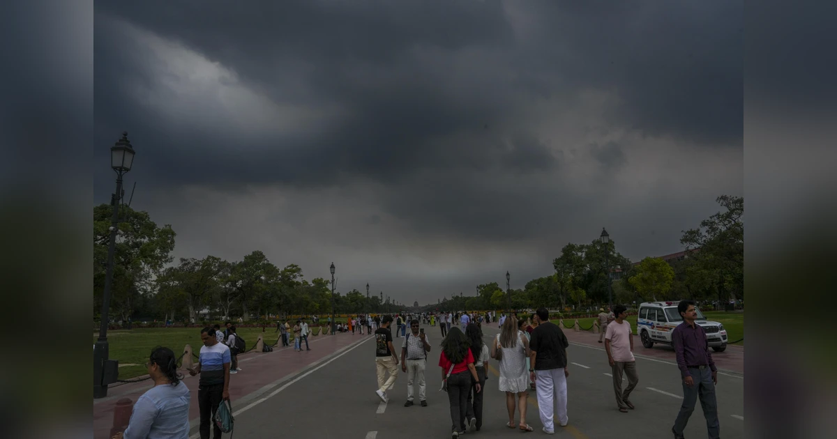 Light rain likely in Delhi-NCR; schools closed in Varanasi due to flood ...