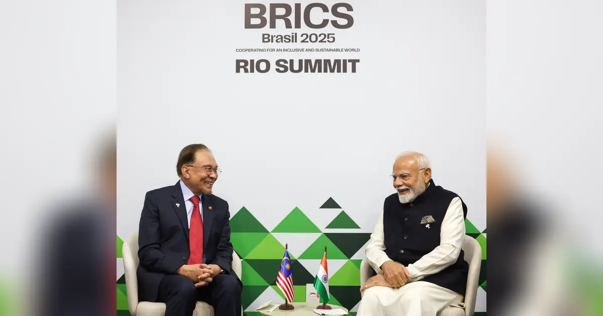 PM Modi, Malaysian counterpart review ties at Brics Summit sidelines | External Affairs ...