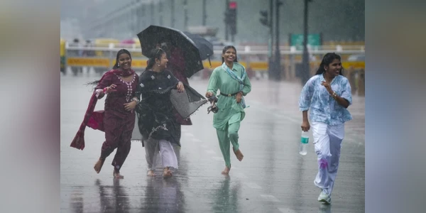 Rain lashes Delhi-NCR, IMD forecasts more showers over next two days | India News - Business ...
