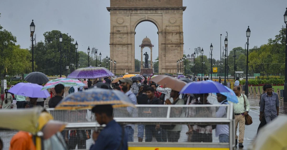 Heavy rain lashes Delhi-NCR, offers respite from hot, humid weather ...