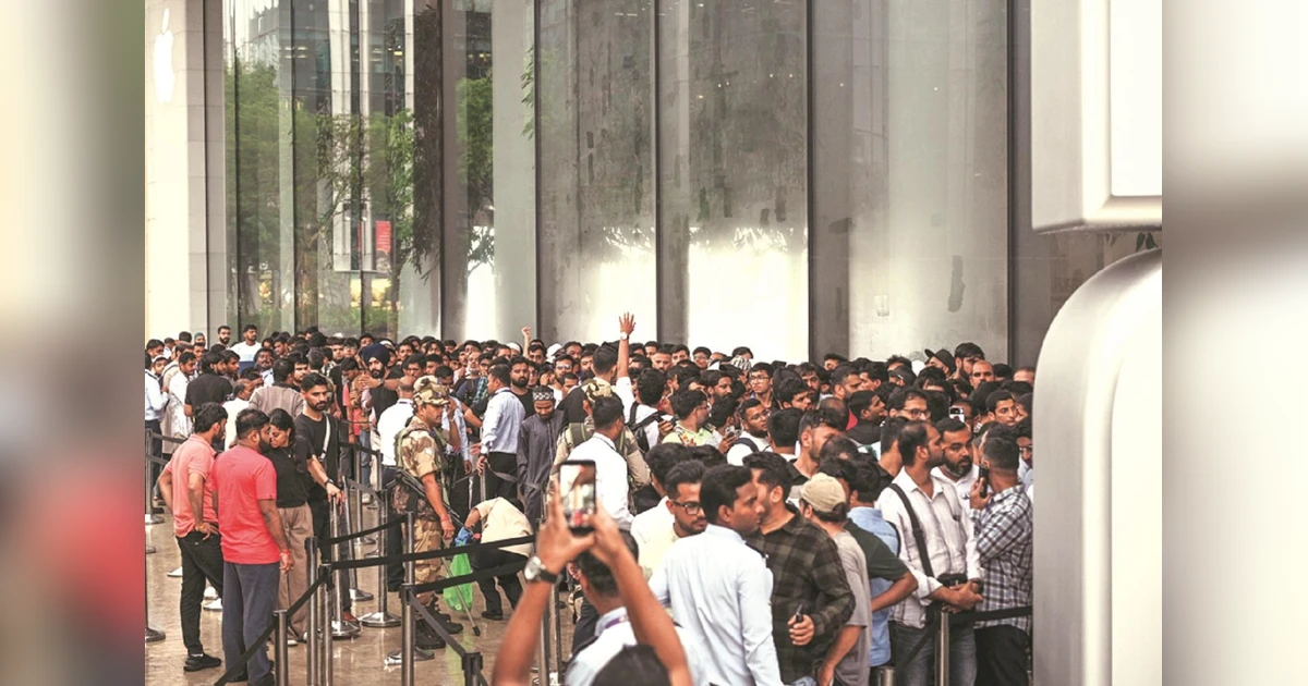 iPhone 17 launch frenzy: Long queues, scuffles outside Apple stores ...