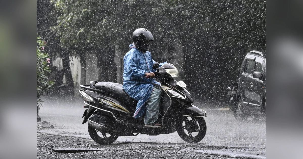 Extremely heavy rainfall likely in Mumbai on Sunday; IMD issues 'red ...