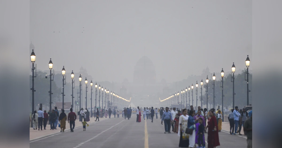 Air quality turns 'severe' in Delhi as smog thickens; AQI crosses 400 ...