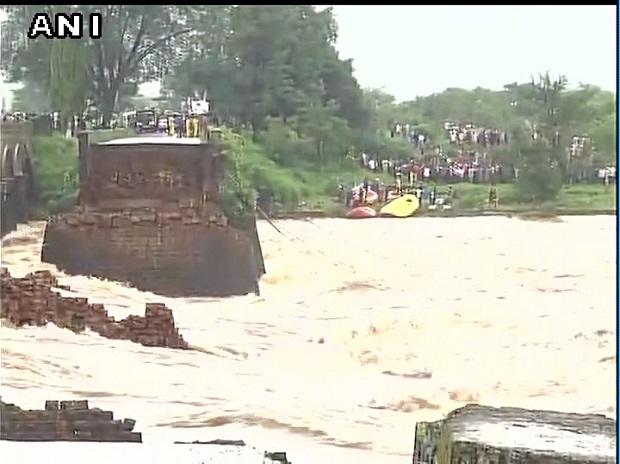 Mahad tragedy: Two buses with 22 people missing as bridge collapses ...