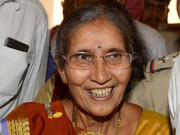 Prime Minister's Wife Jashodaben pleads for girls education | Photo ...