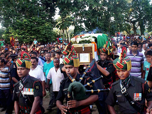 Uri attack: Gun salute, teary farewell to Martyrs | Photo Gallery ...