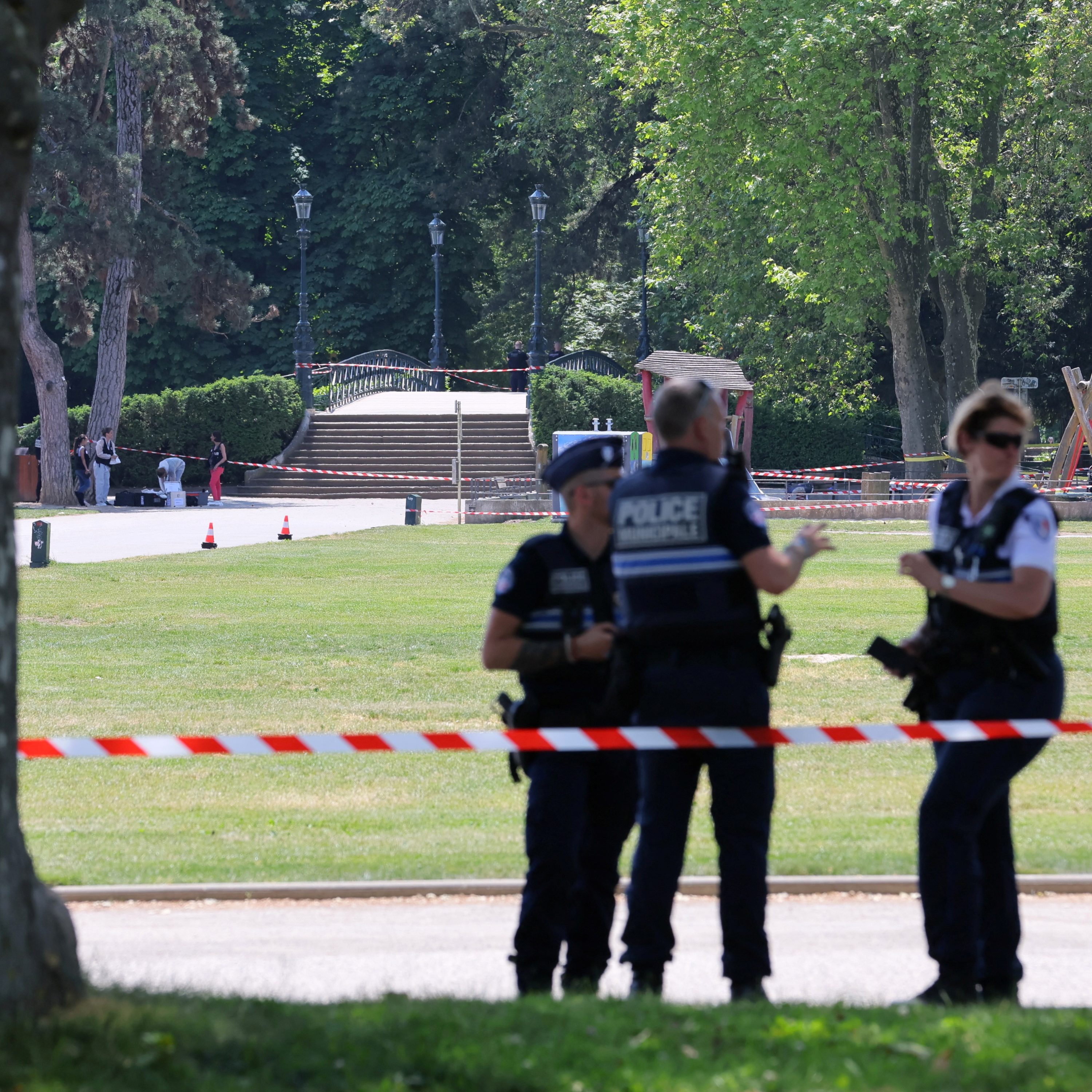 France Knife Attack: फ्रांस में बच्चों पर चाकू से हमला, सीरिया का अवैध ...